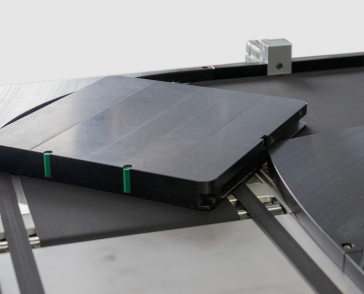 Double belt transfer system with flat belt